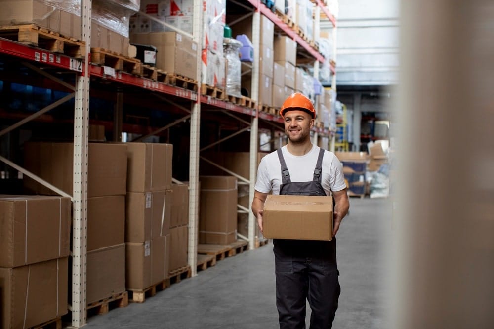 Apa Itu Helper Logistik? Definisi, Fungsi, dan Manfaatnya