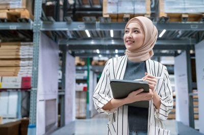Operator Warehouse: Pengertian, Jobdesk dan Tugasnya